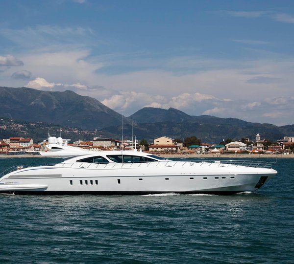 Yacht CRAZY, Mangusta (Overmarine) | CHARTERWORLD Luxury Superyacht ...