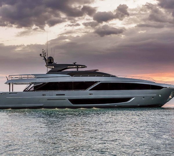 Yacht DOLCEVITA, Riva Yachts | CHARTERWORLD Luxury Superyacht Charters