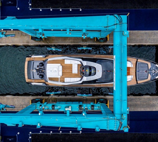 Yacht RIVA 88 FOLGORE, Riva | CHARTERWORLD Luxury Superyacht Charters