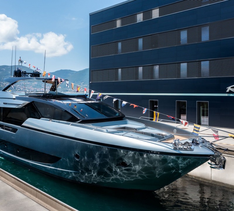 Yacht RIVA 82 DIVA, Riva | CHARTERWORLD Luxury Superyacht Charters