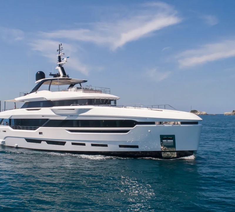 Yacht PERLA BIANCA, Baglietto DOM 133 | CHARTERWORLD Luxury Superyacht ...