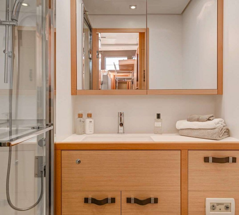 ULTRA Yacht Charter Details, Lagoon | CHARTERWORLD Luxury Superyachts