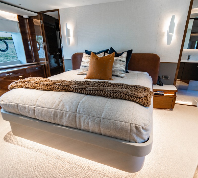 Yacht SPLASH, Princess X95 | CHARTERWORLD Luxury Superyacht Charters