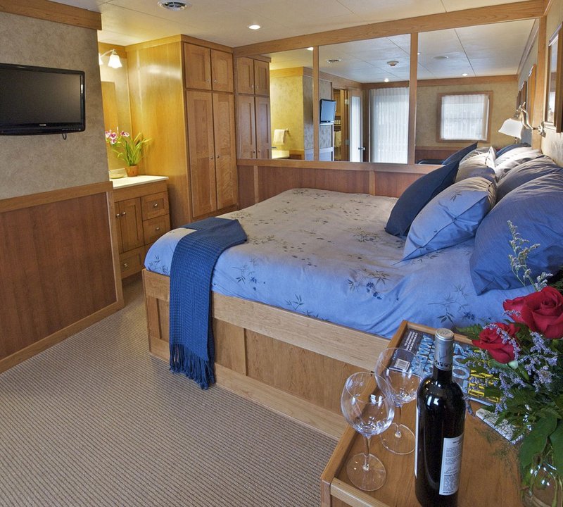 SAFARI EXPLORER Yacht Charter Details, Freeport Shipbuilding ...