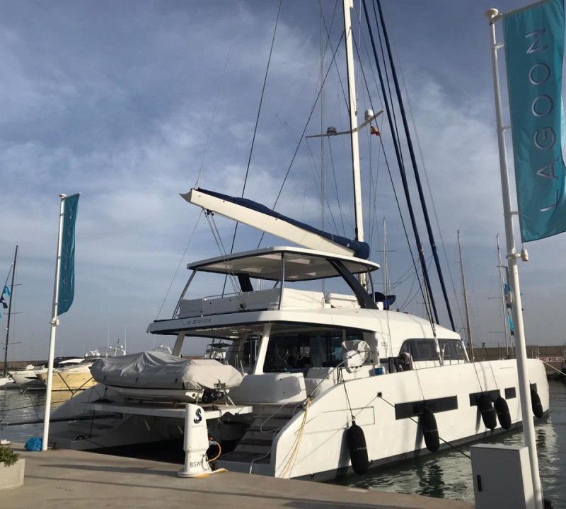 MARIAH PRINCESS III Yacht Charter Details, Lagoon | CHARTERWORLD Luxury ...