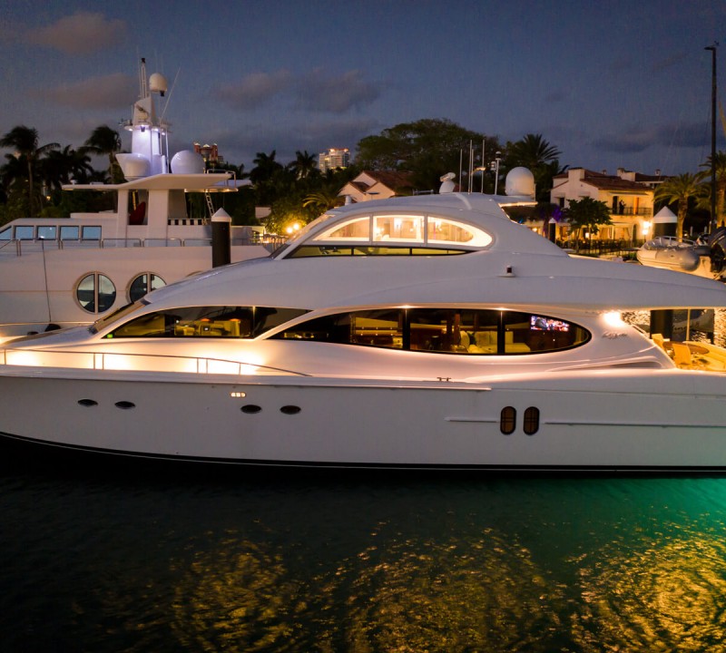 Yacht MOJO, Lazzara | CHARTERWORLD Luxury Superyacht Charters