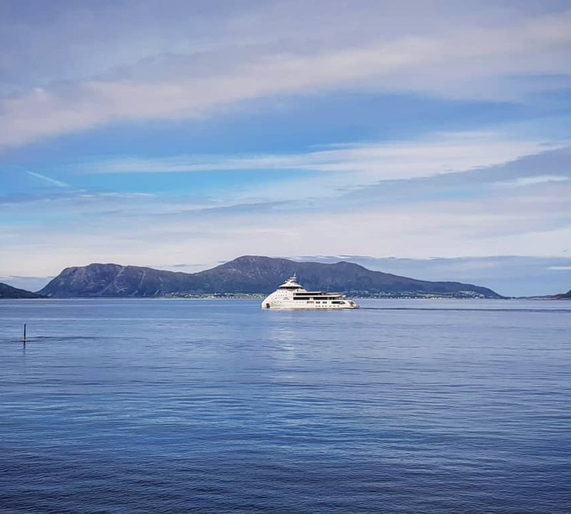 Yacht OLIVIA O, Ulstein | CHARTERWORLD Luxury Superyacht Charters