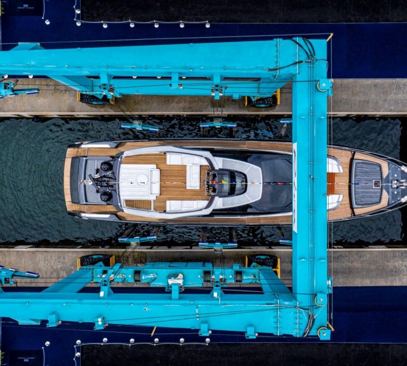 Yacht RIVA 88 FOLGORE, Riva | CHARTERWORLD Luxury Superyacht Charters