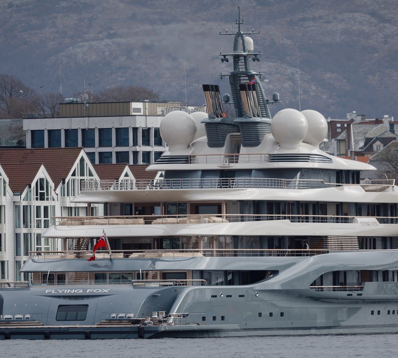 Yacht FLYING FOX, Lurssen | CHARTERWORLD Luxury Superyacht Charters