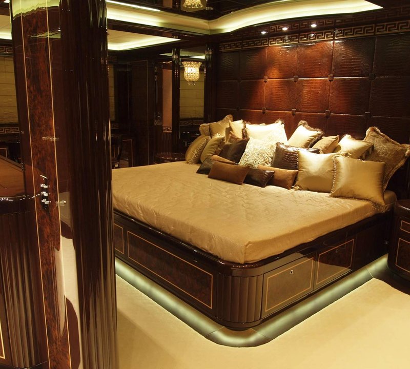 ZEUS Yacht Charter Details, Mangusta 165 Superyacht | CHARTERWORLD ...