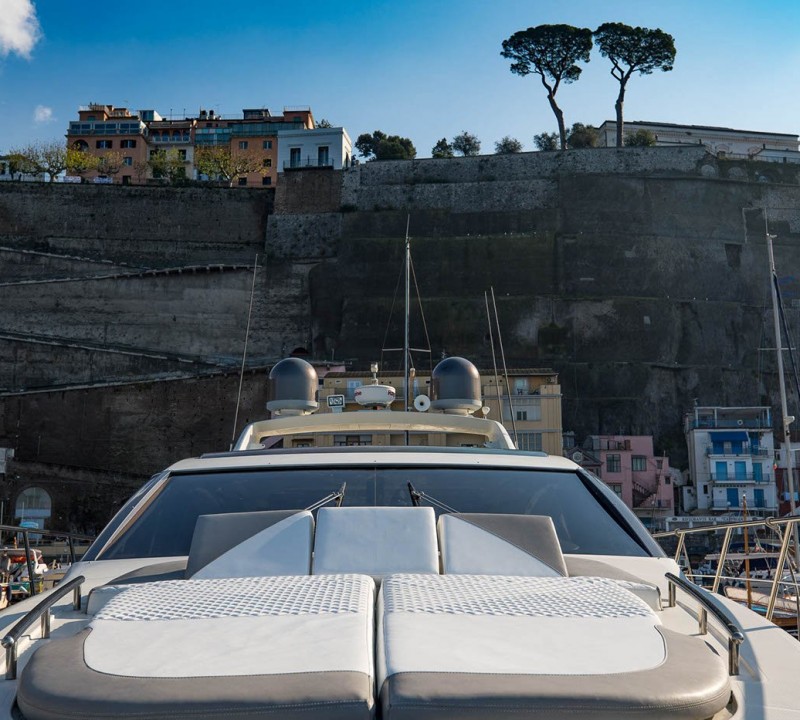 ZEUS Yacht Charter Details, Azimut | CHARTERWORLD Luxury Superyachts