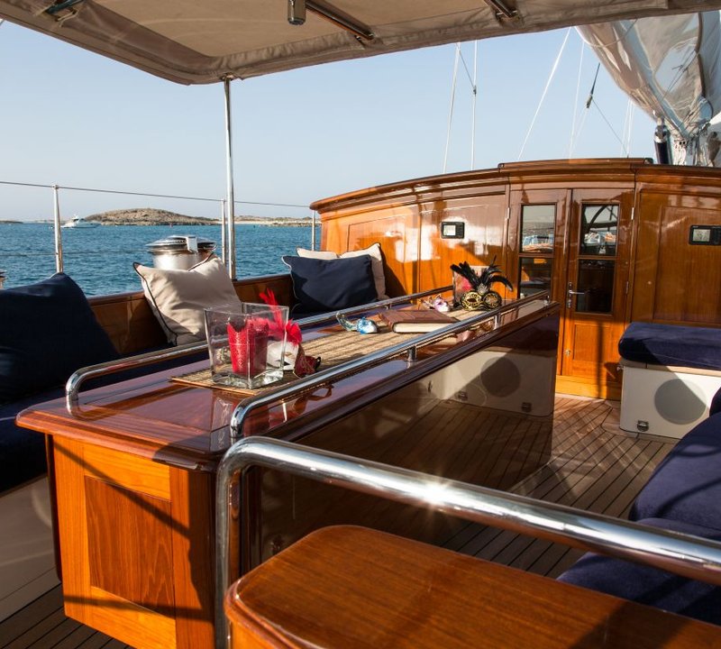Cockpit Image Gallery – Luxury Yacht Browser | by CHARTERWORLD ...