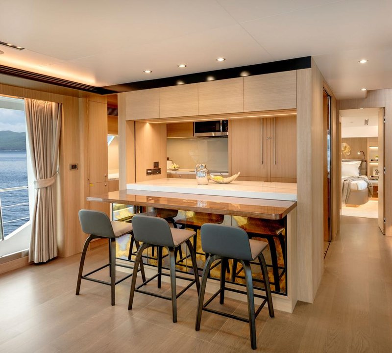 Yacht DF77 SKYLINE , Hull #2 - Horizon Yachts | CHARTERWORLD Luxury ...