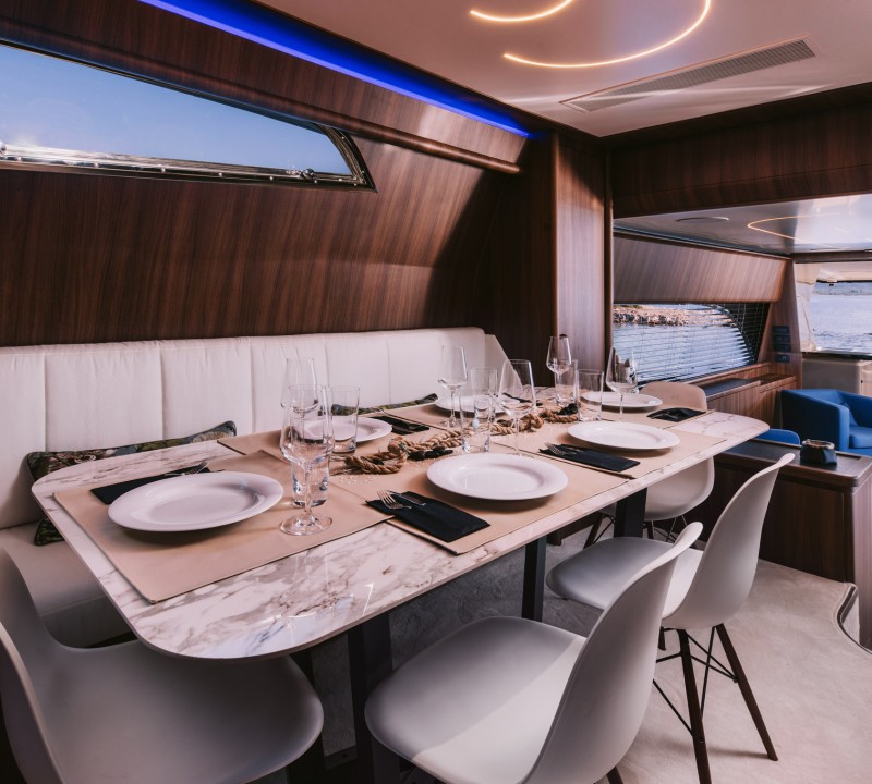 OXYGEN 8 Yacht Charter Details, Ferretti | CHARTERWORLD Luxury Superyachts