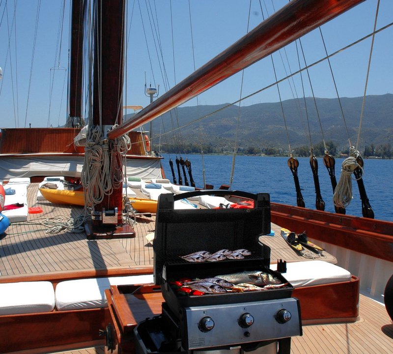 Foredeck Image Gallery - Yacht FIREFLY by Mulder - Foredeck relaxing ...