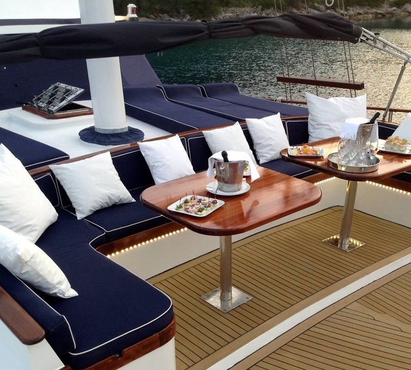Foredeck Image Gallery - Yacht FIREFLY by Mulder - Foredeck relaxing ...
