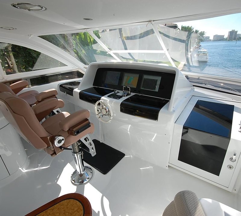 CHIP Yacht Charter Details, Lazzara 84 | CHARTERWORLD Luxury Superyachts