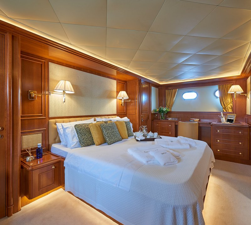IMAGINE Yacht Charter Details, Ferretti | CHARTERWORLD Luxury Superyachts