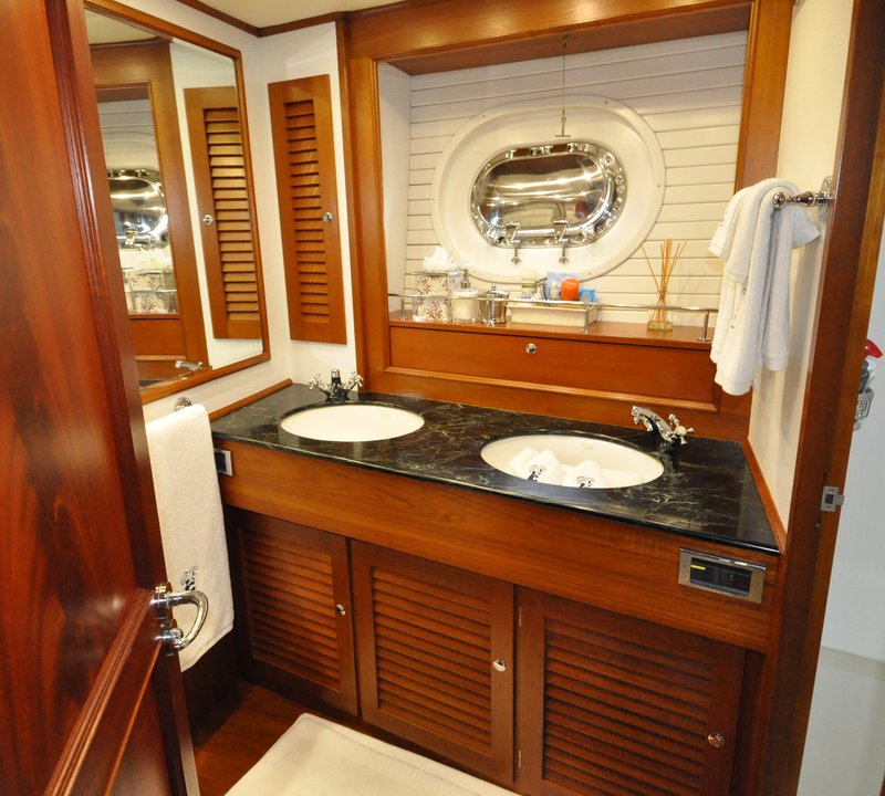 MANUTARA Yacht Charter Details, Valdettaro Shipyards | CHARTERWORLD ...