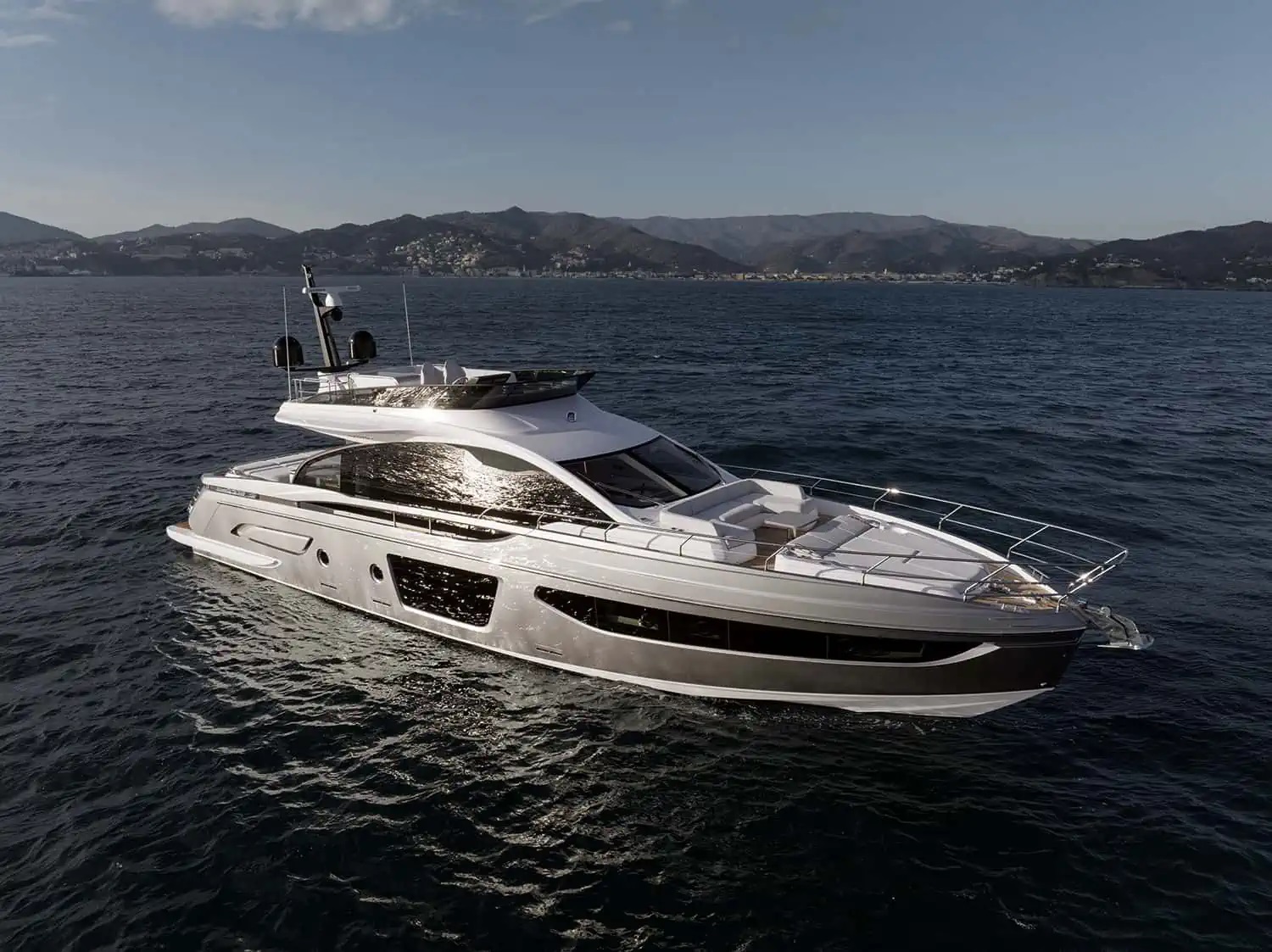 Yacht MANARA PRIMA, Azimut S7 | CHARTERWORLD Luxury Superyacht Charters