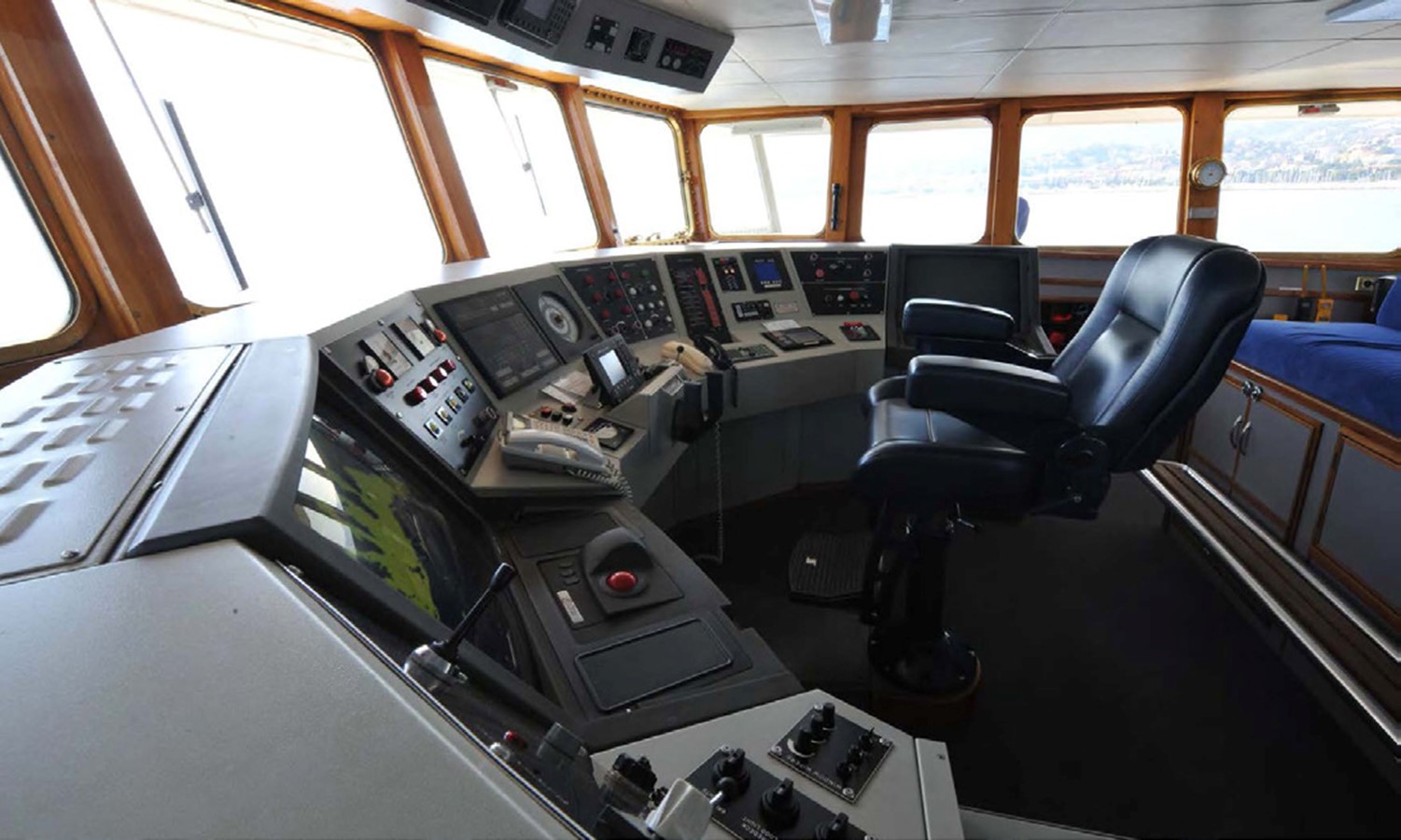 Yacht AKULA, Amels | CHARTERWORLD Luxury Superyacht Charters