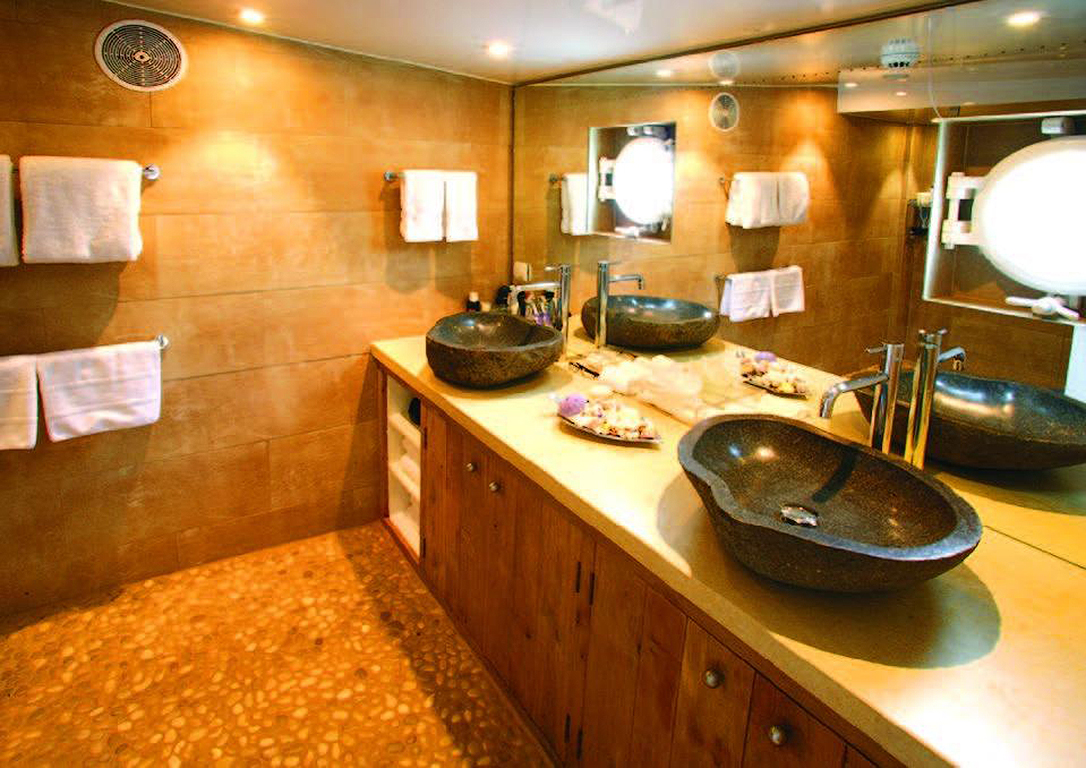 Yacht AKULA, Amels | CHARTERWORLD Luxury Superyacht Charters