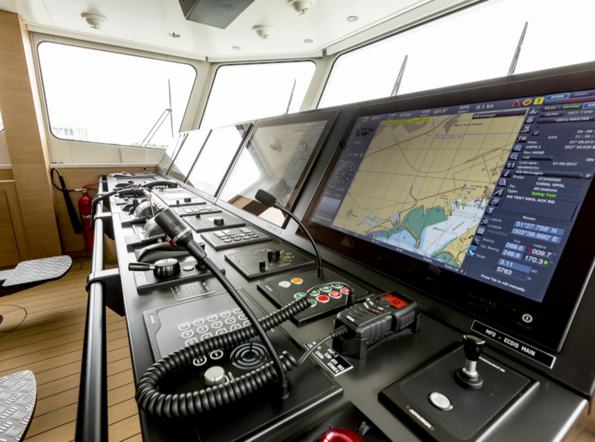 Helm Image Gallery - Helm Station - yacht's wheel - helm – Luxury Yacht ...
