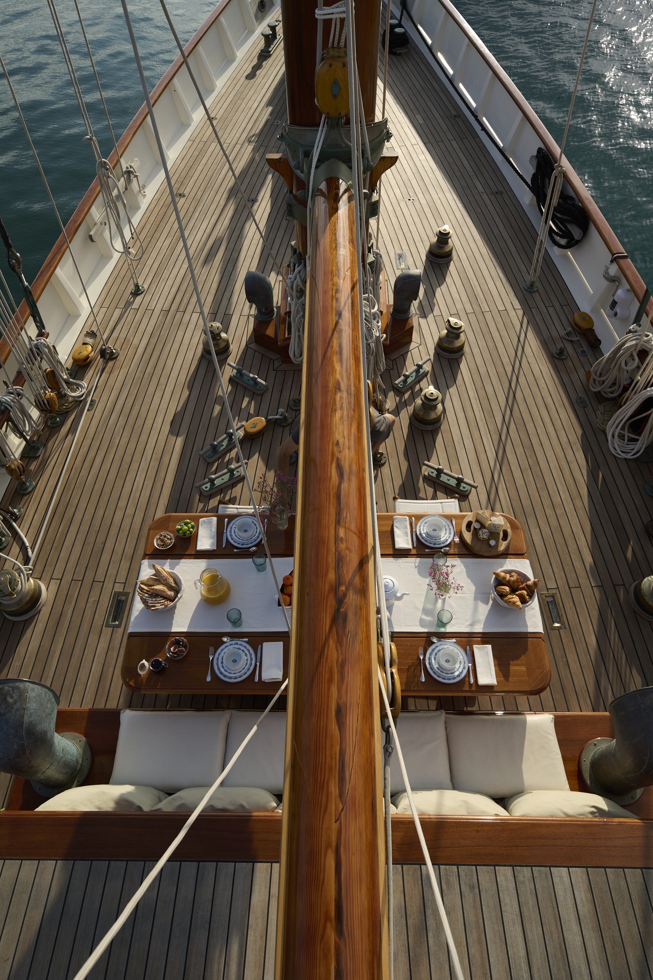 BLACK SWAN Yacht Charter Details, Camper & Nicholsons Shipyard ...