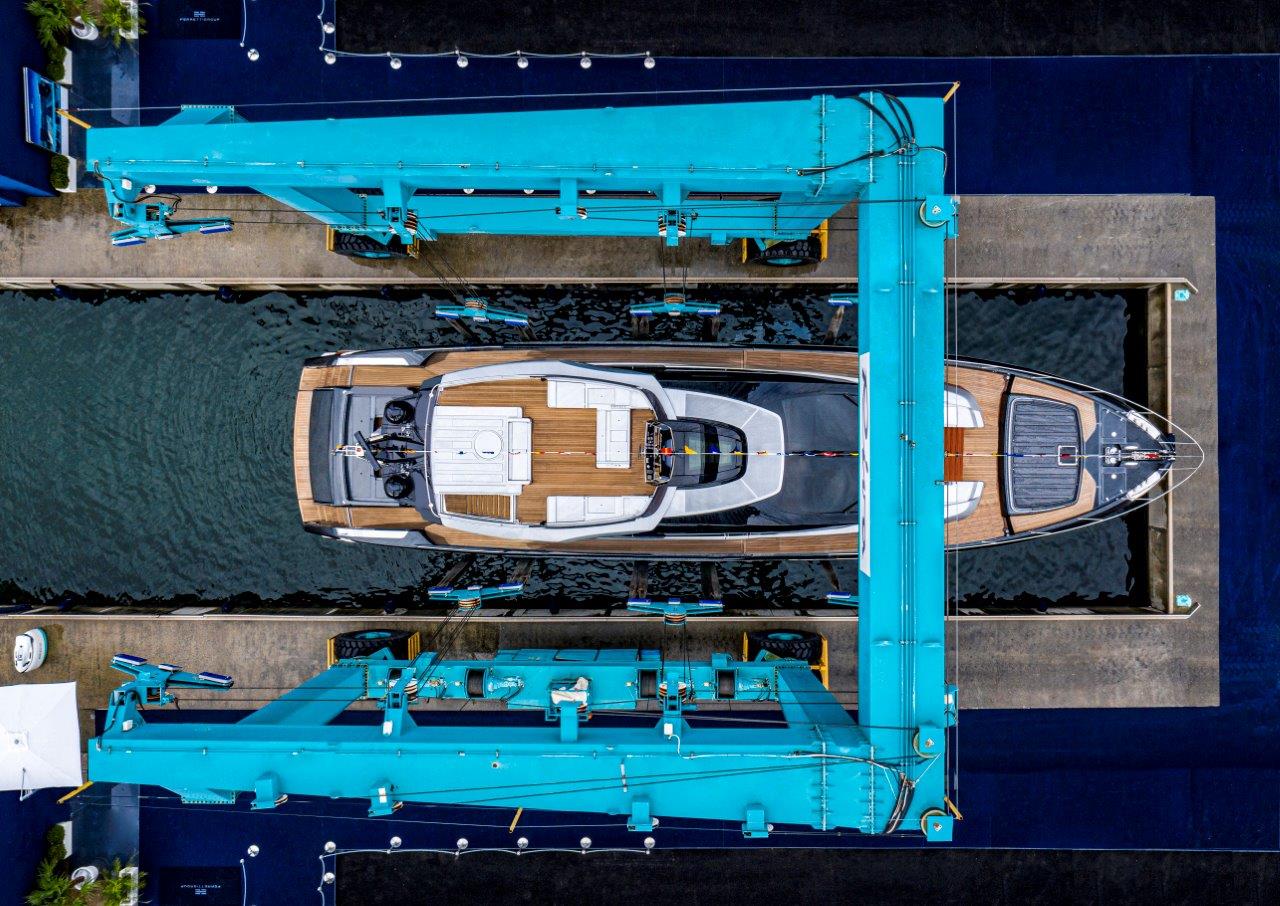 Yacht RIVA 88 FOLGORE, Riva | CHARTERWORLD Luxury Superyacht Charters