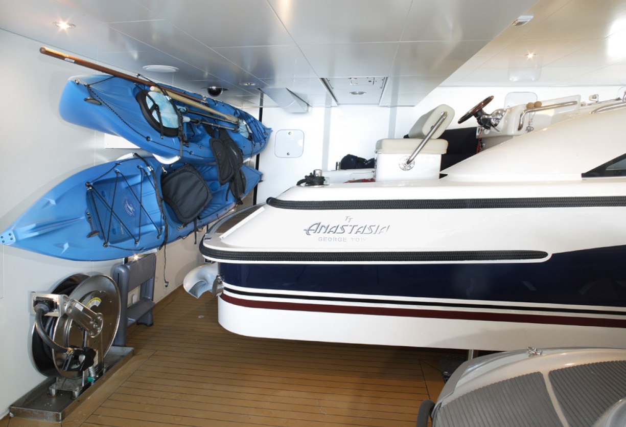 Tender Image Gallery - Limousine Tender - Tender – Luxury Yacht Browser ...