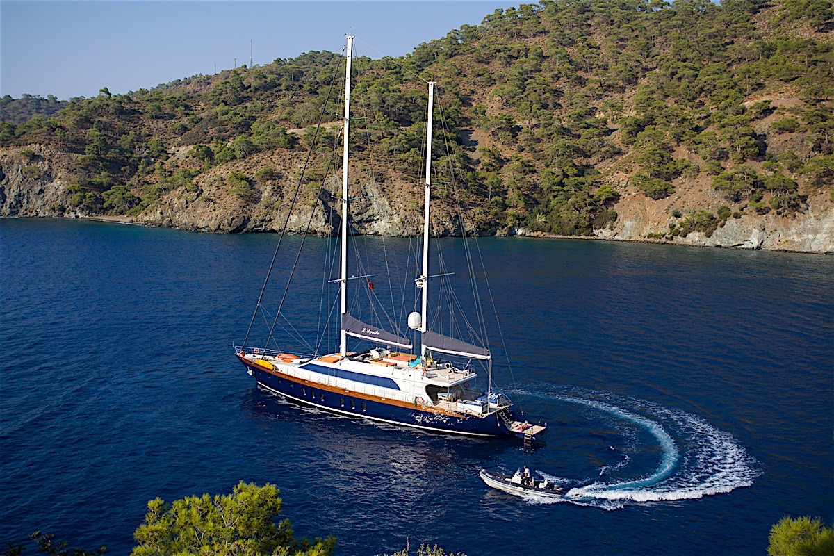 Yacht LAQUILA, Mengi Yay Shipyard | CHARTERWORLD Luxury Superyacht Charters