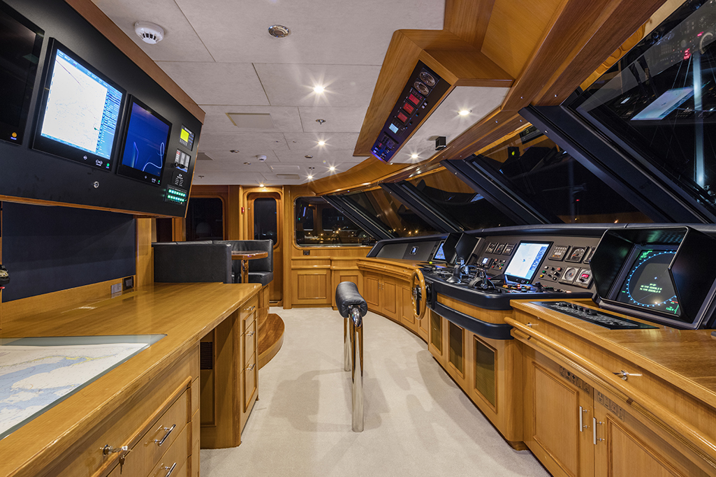 Bridge Image Gallery - Fly-bridge Aboard Yacht QUANTUM - Fly-bridge On ...