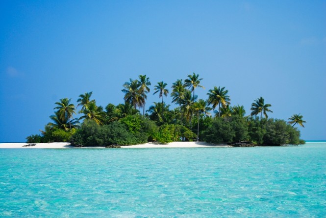 Rhihveli Baby Island (Bird Island) in the lagoon — Yacht Charter ...