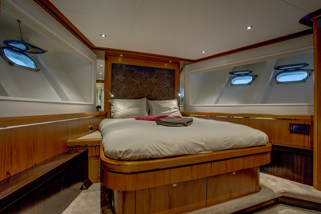 Motor yacht Boonooroo II - Lower deck VIP cabin — Yacht Charter ...