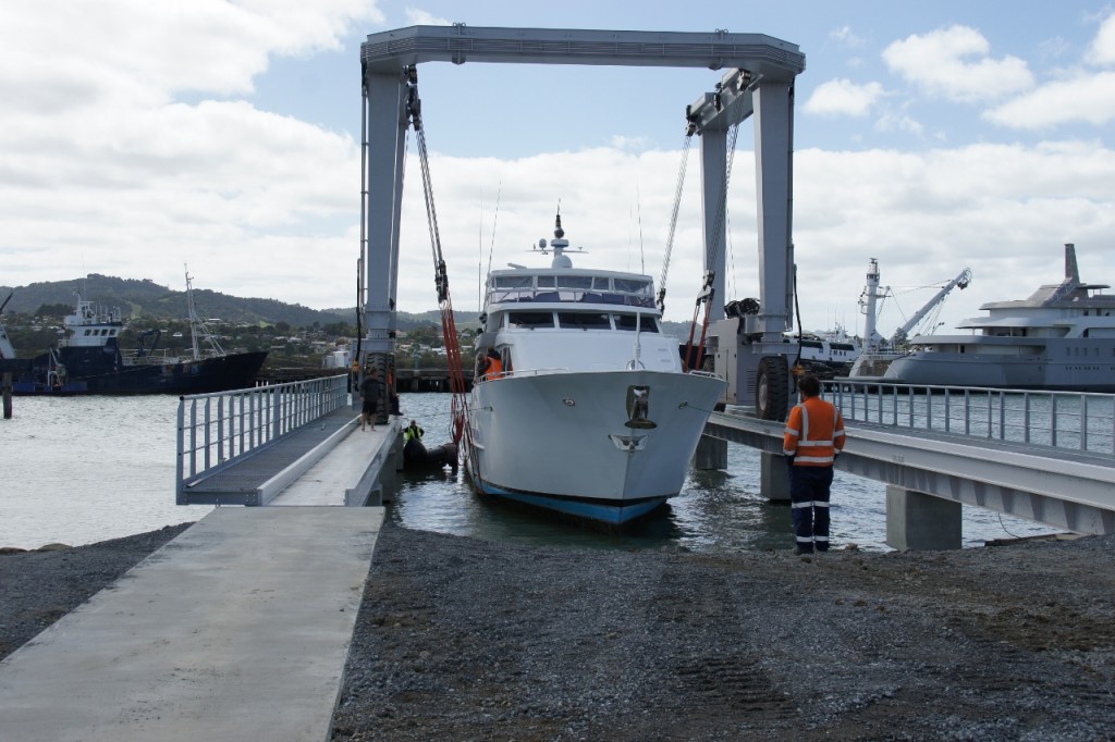 100′ Broward Superyacht being lifted on new 100 tonne travelift at Port ...