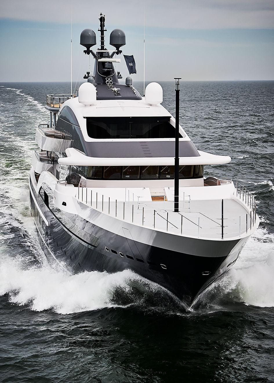 Video: 90m Mega Yacht Dar running at her maximum speed — Yacht Charter & Superyacht News