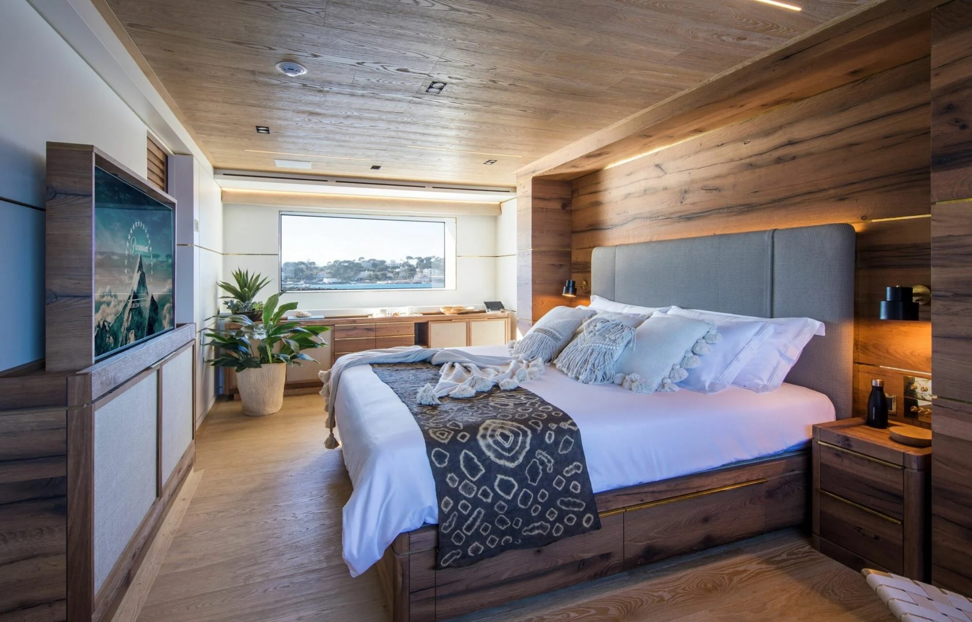 Owners suite ©StuartPearce — Yacht Charter & Superyacht News