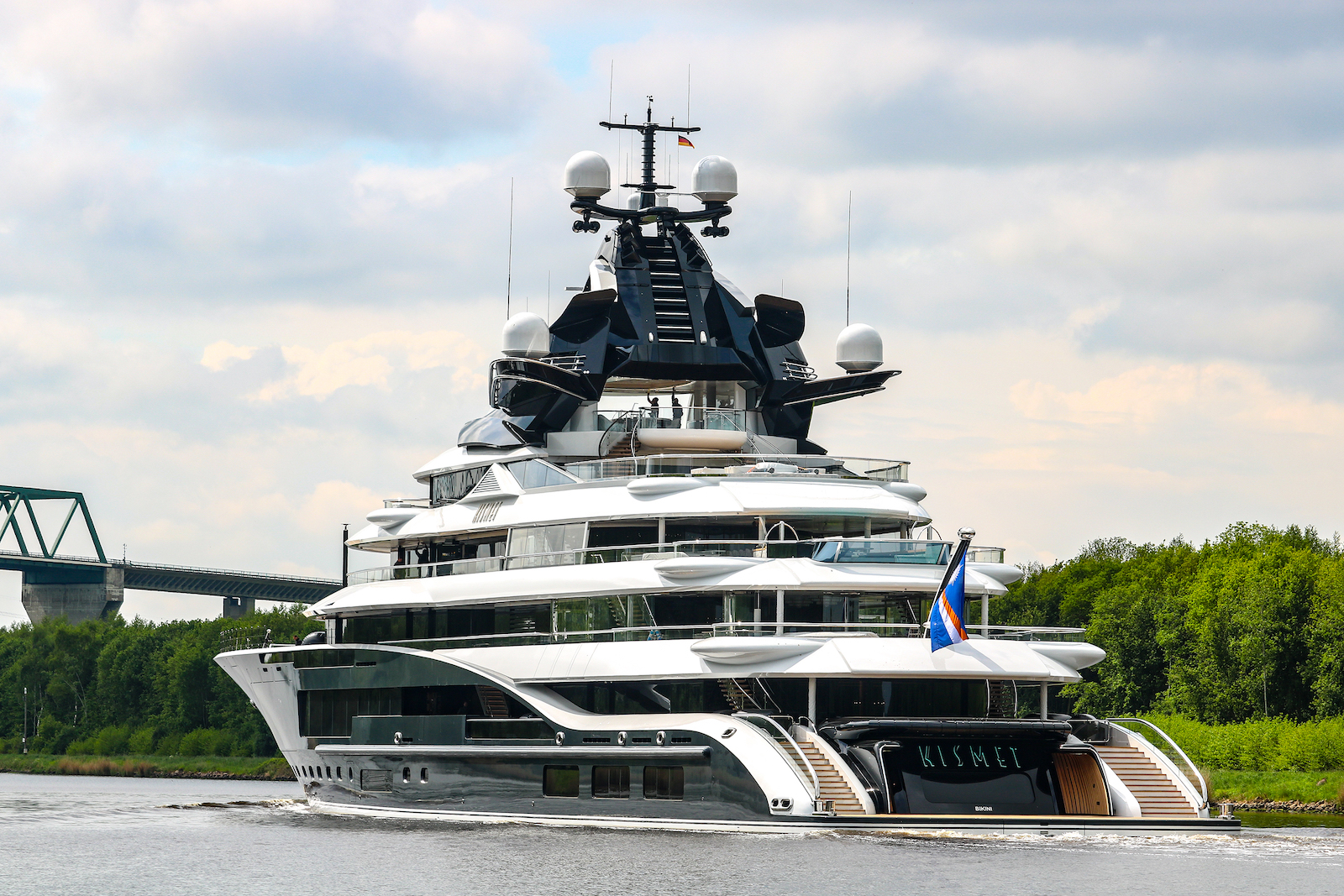 Luxury yacht Kismet ©Jonas Thelen Superyachtblog — Yacht Charter ...