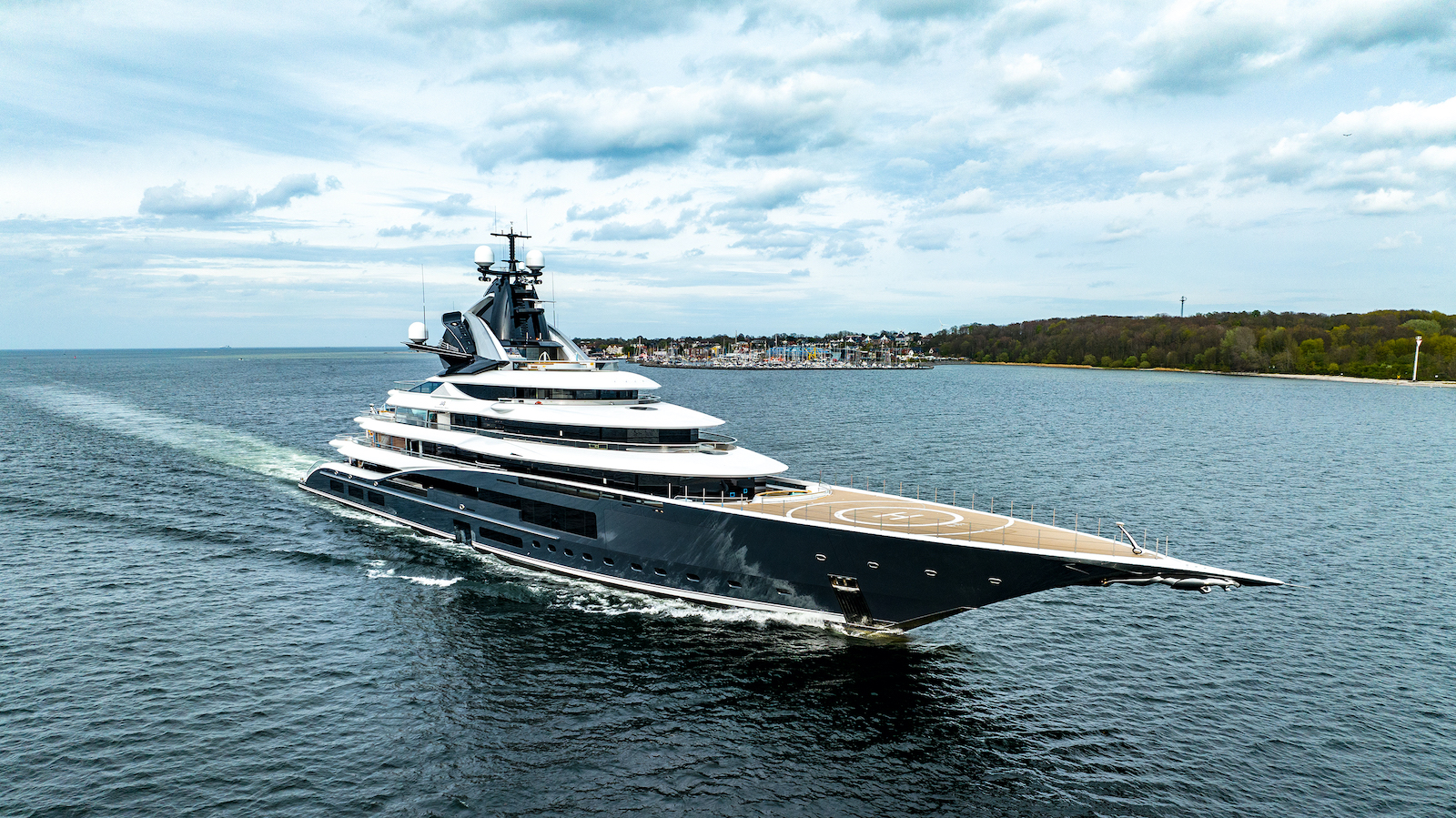 Mega yacht KISMET ©Steffen Mayer — Yacht Charter & Superyacht News